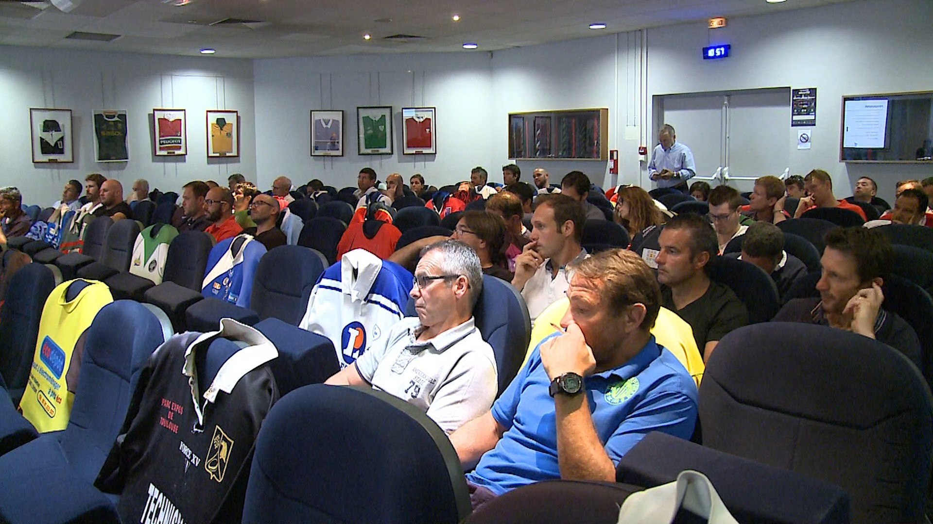Réunion arbitres/entraineurs professionnels.